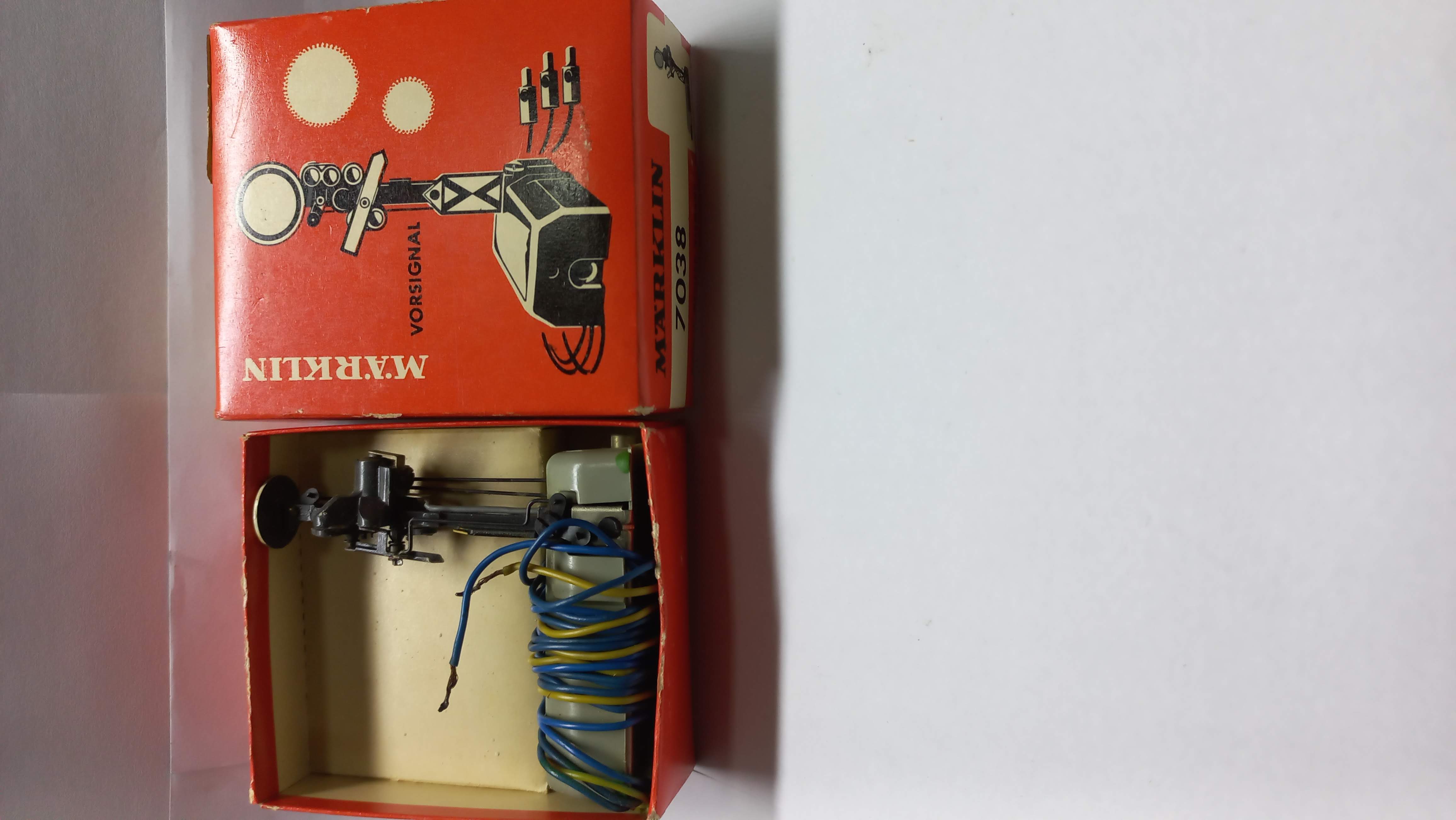 MÄRKLIN 7038 HO SINAL de DISTANCIA ELÉTRICO - (USADO) - Giltec Modelismo