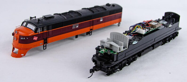 Proto 2000 920-40950 Conjunto de 2 Locomotivas EMD E7A-A Fase I com som ...