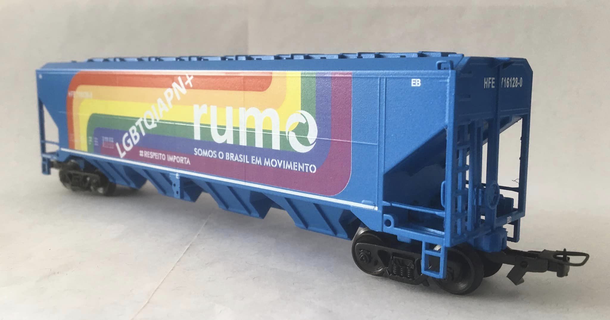 Vagão Hopper HFE Rumo Logística - LGBTQIAPN+ Edição 2023 - Giltec Modelismo